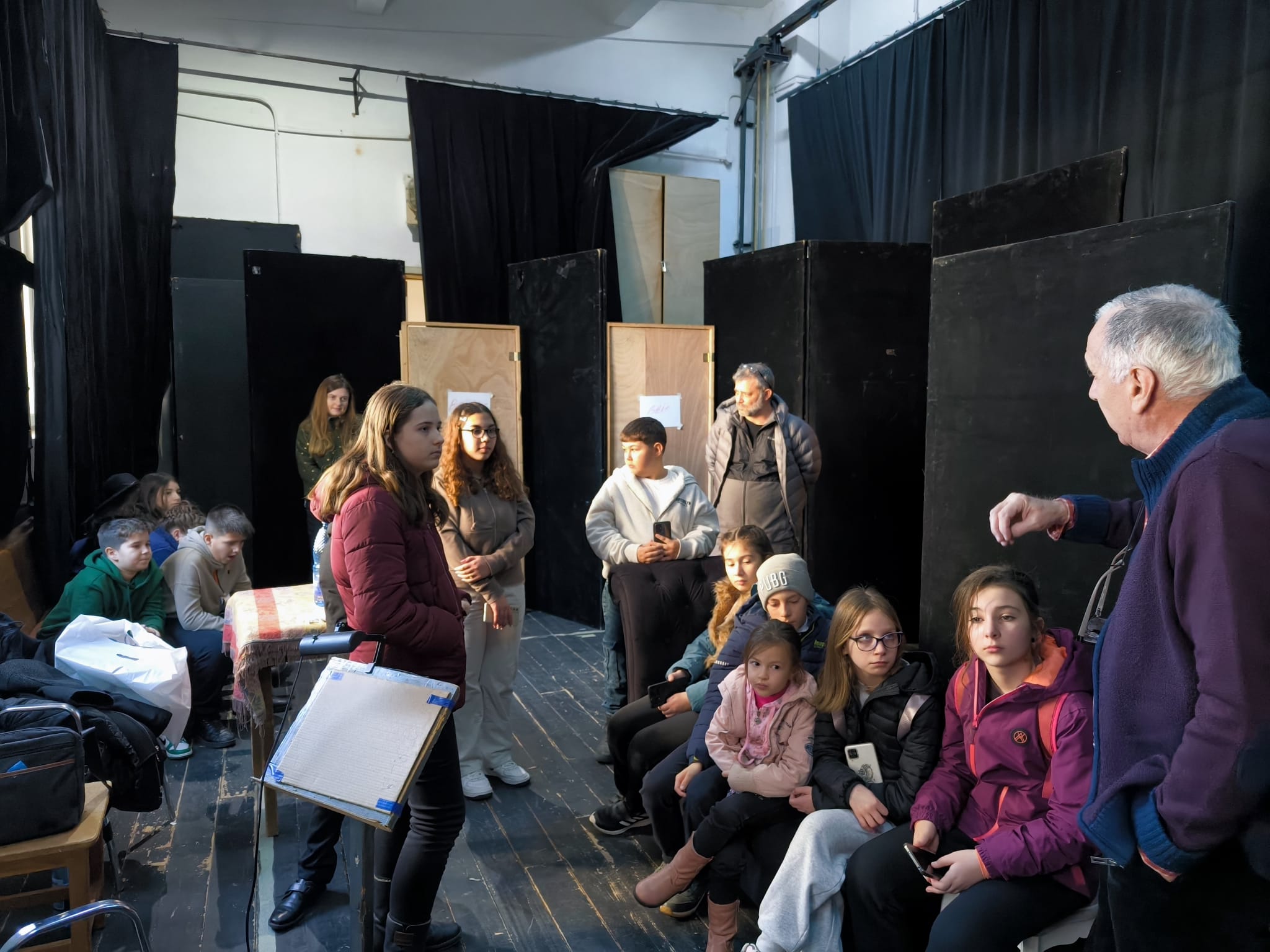 CULTURA LA BREBU - Ziua marelui Caragiale omagiat de elevii brebeni